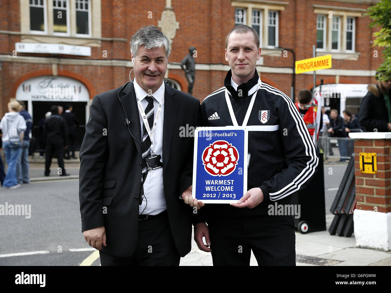 Welcome to craven cottage hi-res stock photography and images - Alamy