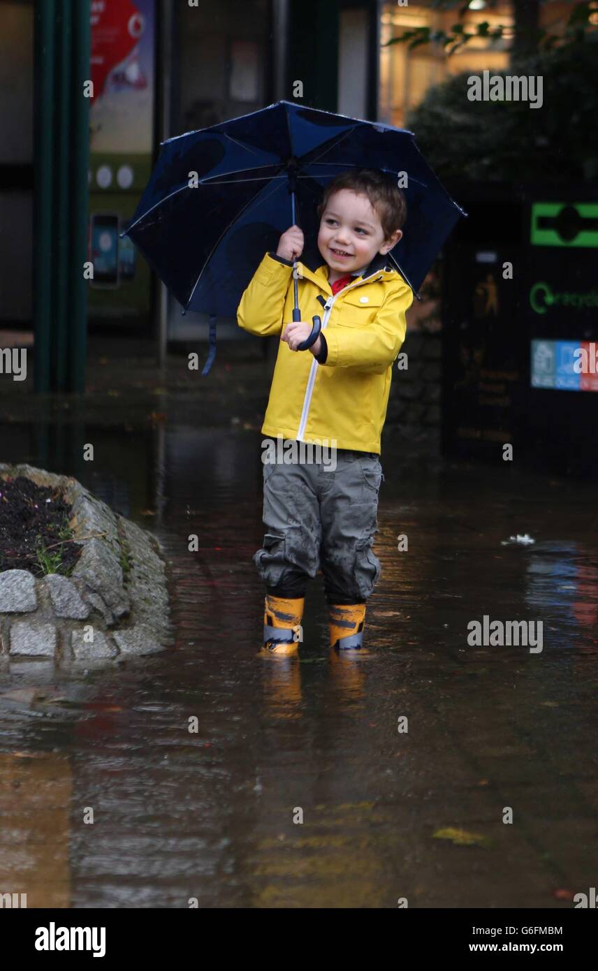 Two-and-a-half-year-old Nathan McShane plays in a puddle in Bracknell, Berkshire Stock Photo - Alamy