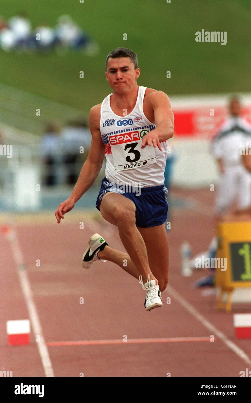 Jonathan Edwards, Great Britain in action in the triple jump Stock ...