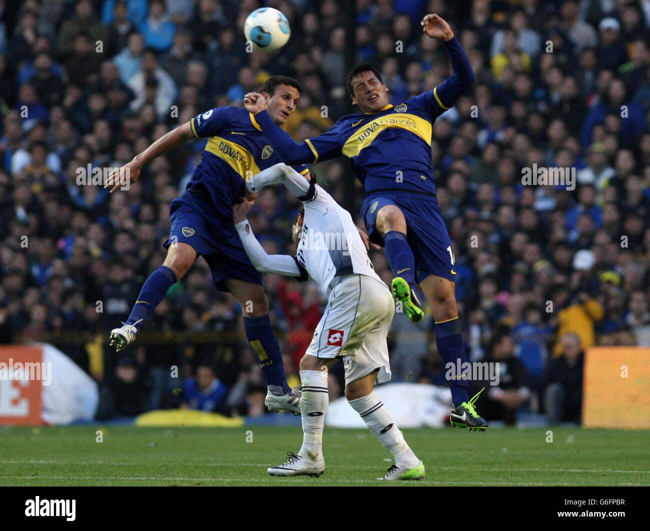 Boca Juniors' Pablo Ledesma (L) and Claudio Perez (R) vie for the ball ...