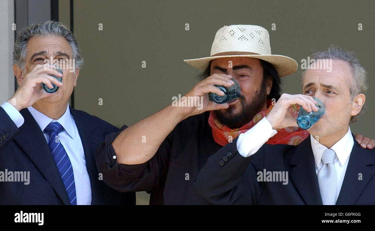 Celebrity singers drinking group tenors opera three tenors hi-res stock ...