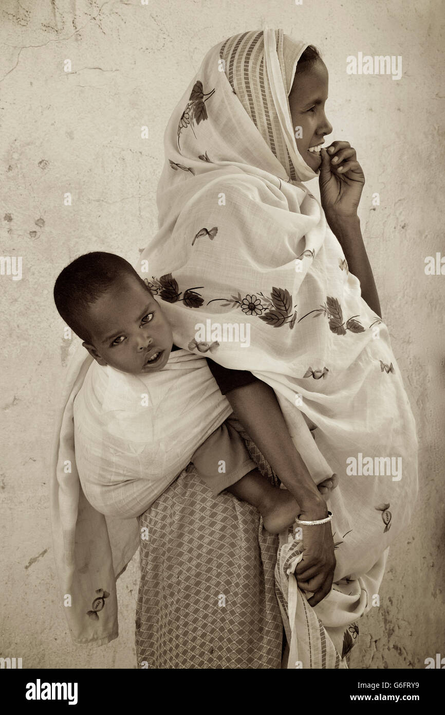 African Woman Carrying Baby On Back Stock Photos & African Woman ...