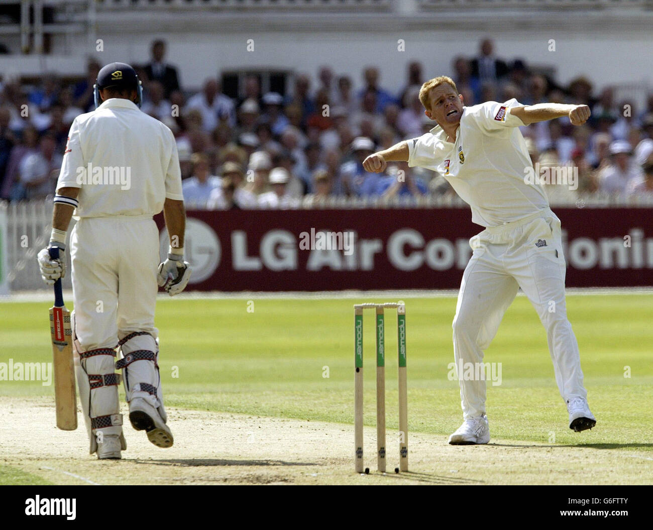 Shaun Pollock celebrates Stock Photo - Alamy