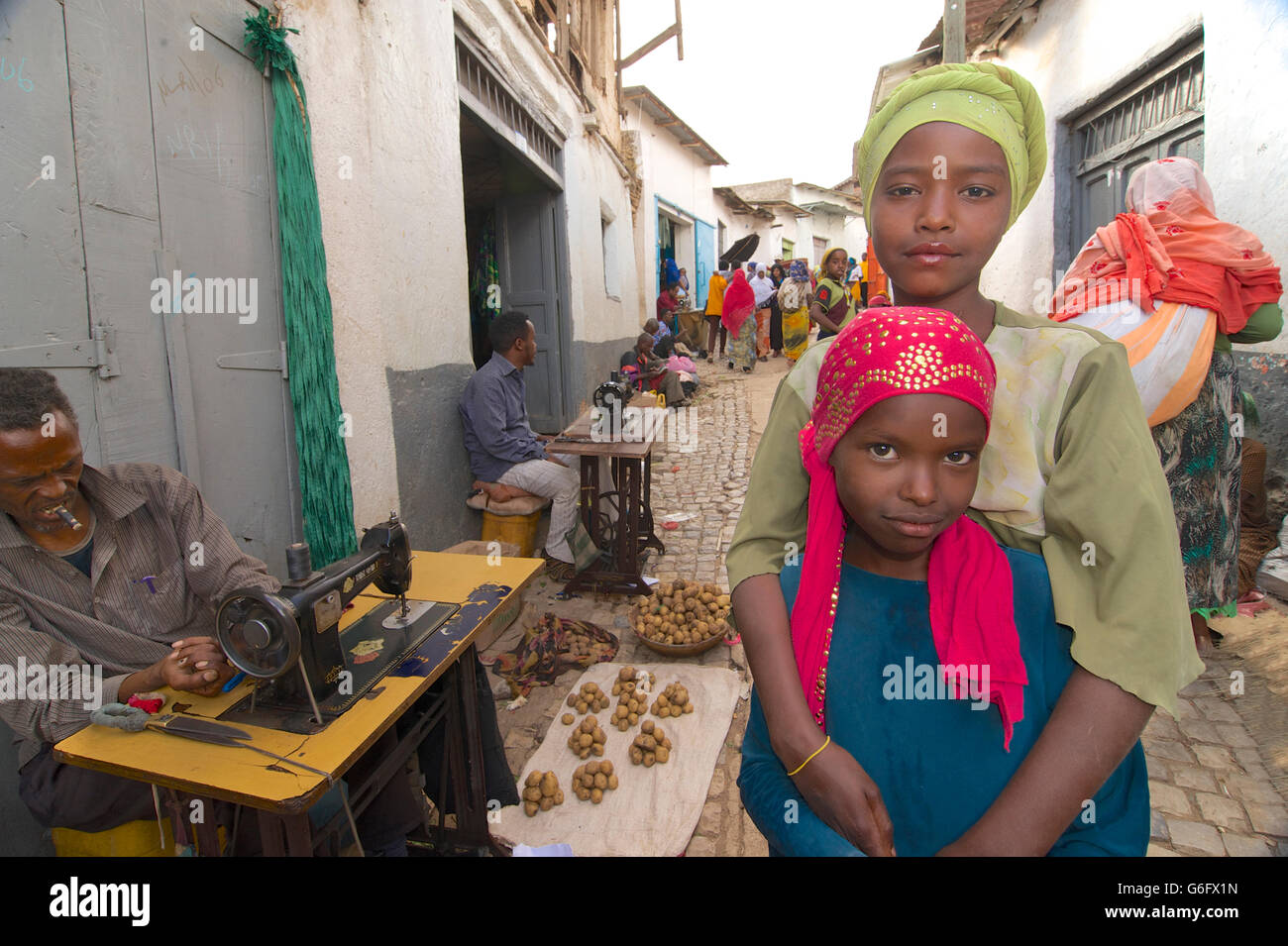 Harar Market Street, Harar, Ethiopia. Harari girls posing for a ...