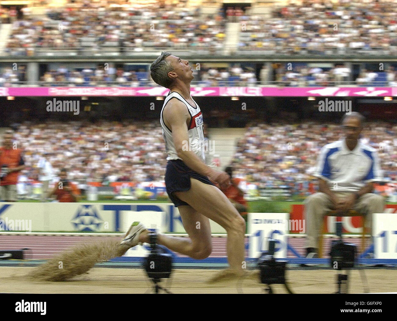 Jonathan edwards pulls up in triple jump hi-res stock photography and ...