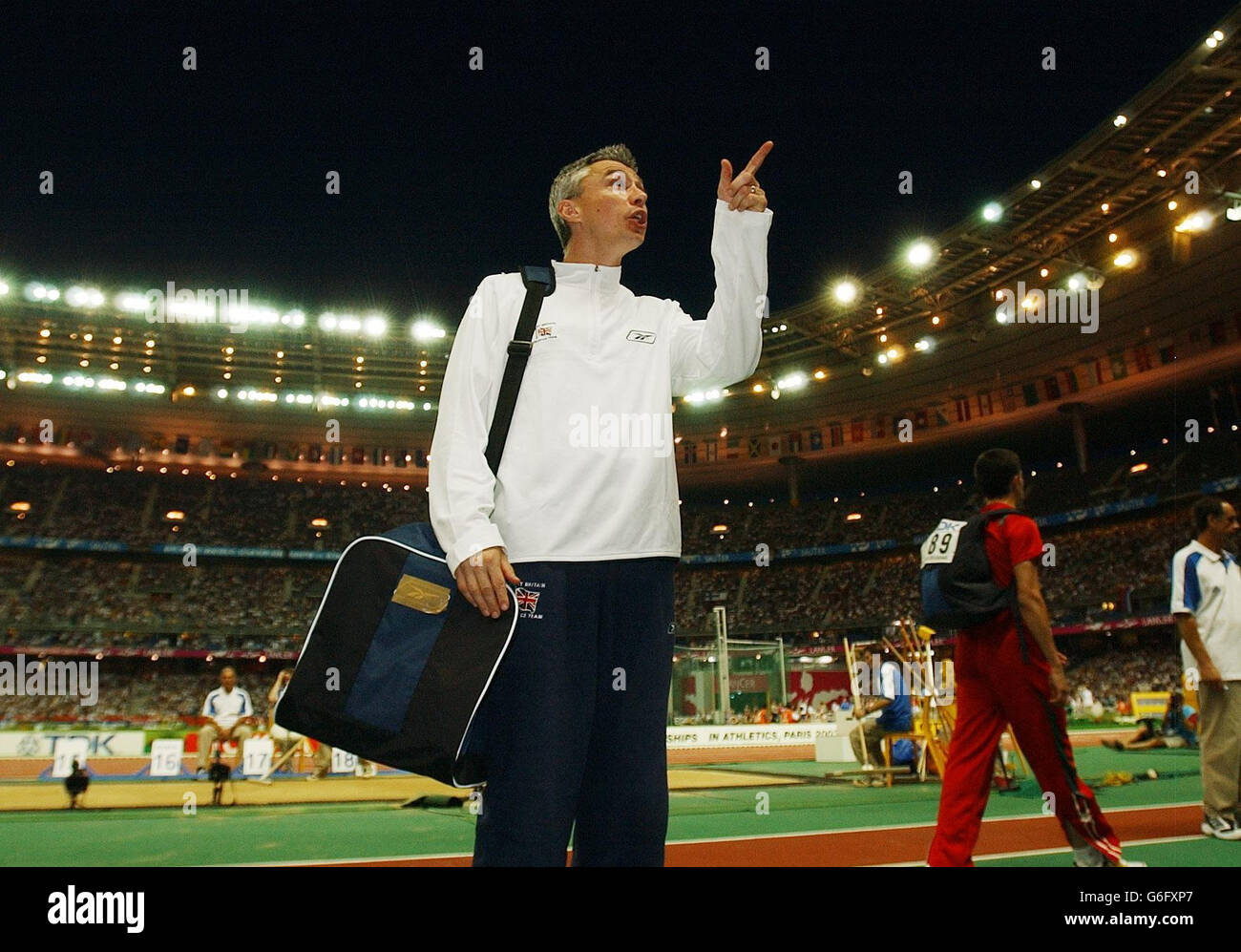 Jonathan Edwards talking to coach. British Athlete Jonathan Edwards ...