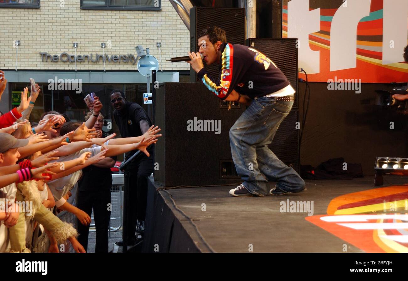 Celebrity pop star performing richard breen trlgal richard breen hi-res ...