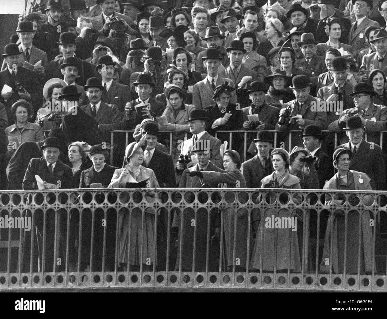 King george vi princess elizabeth pointing Black and White Stock Photos ...