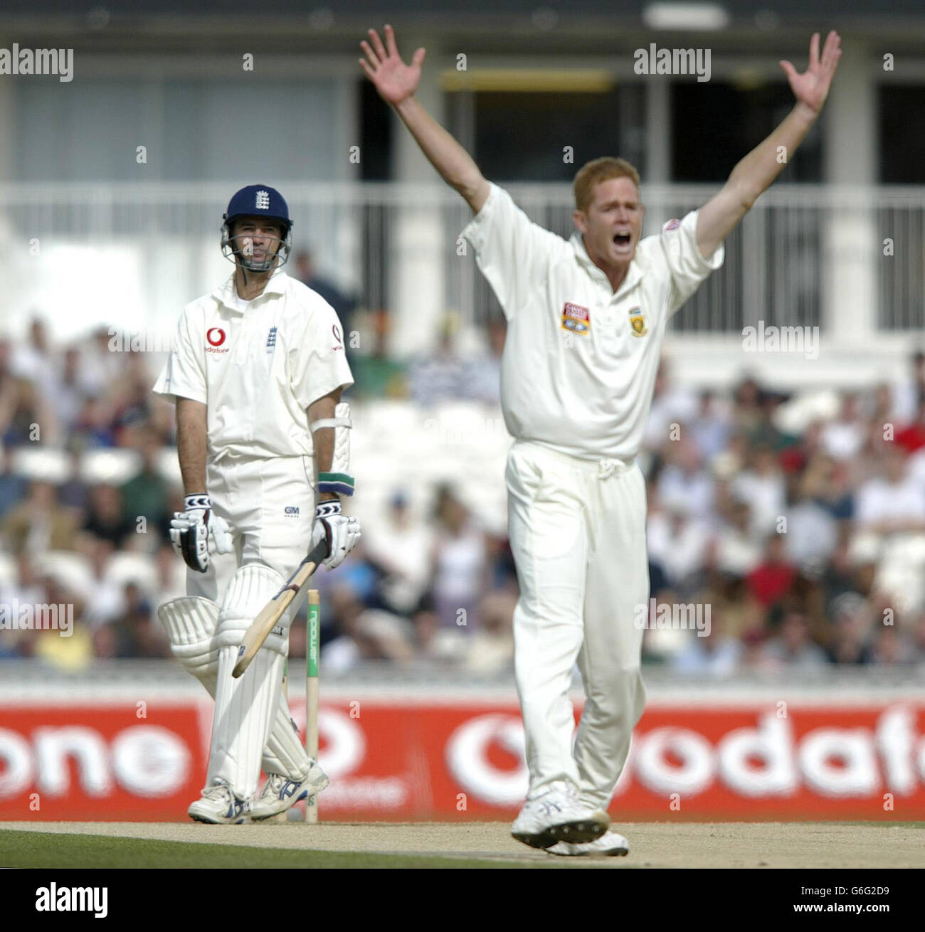 Sport cricket celebrating shaun pollock martin bicknell hi-res stock ...