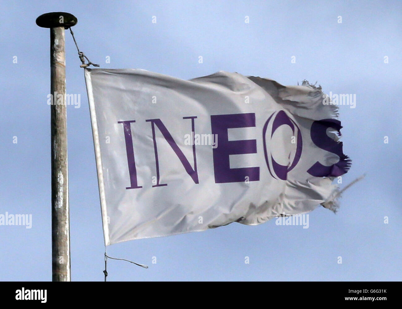 The ineos flag above grangemouth oil refinery in falkirk hi-res stock ...
