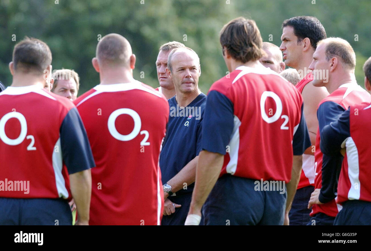 Coach Clive Woodward (centre) talks to his squad during England rugby ...