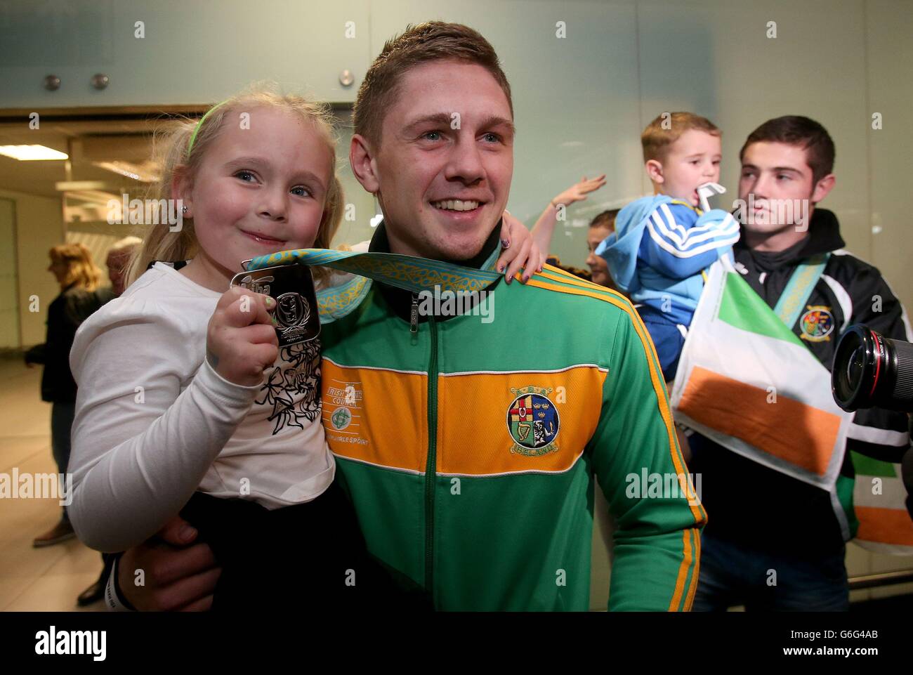 Silver medalist Jason Quigley with his sister Holly (five years) and ...