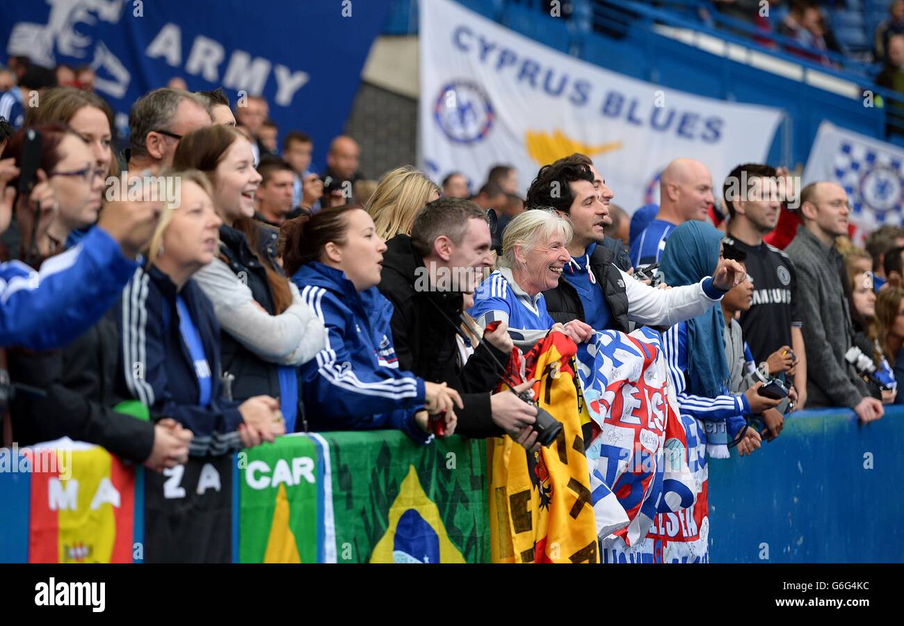 Chelsea fans cheer on their side in the stands hi-res stock photography ...