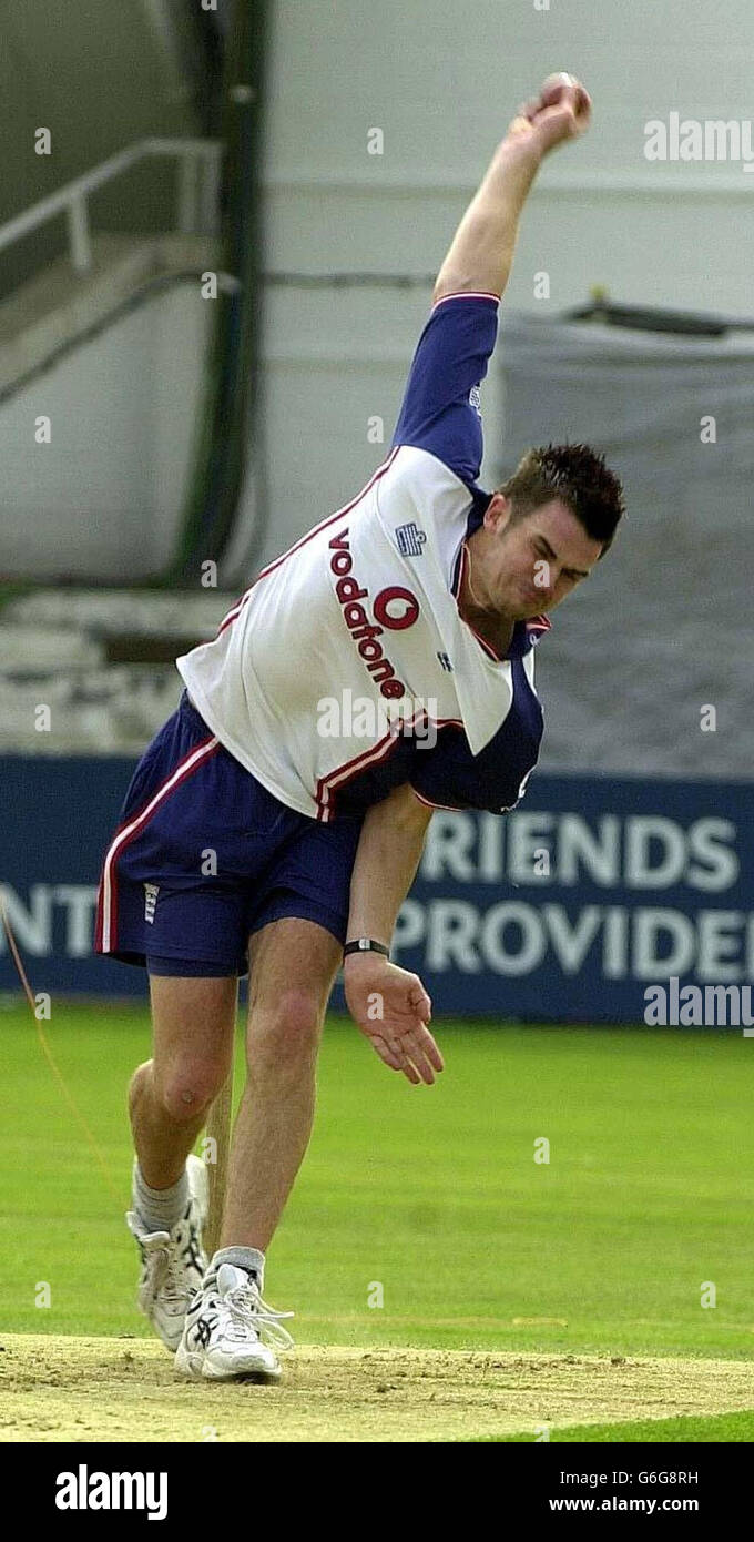 England bowler james anderson practices oval hi-res stock photography ...