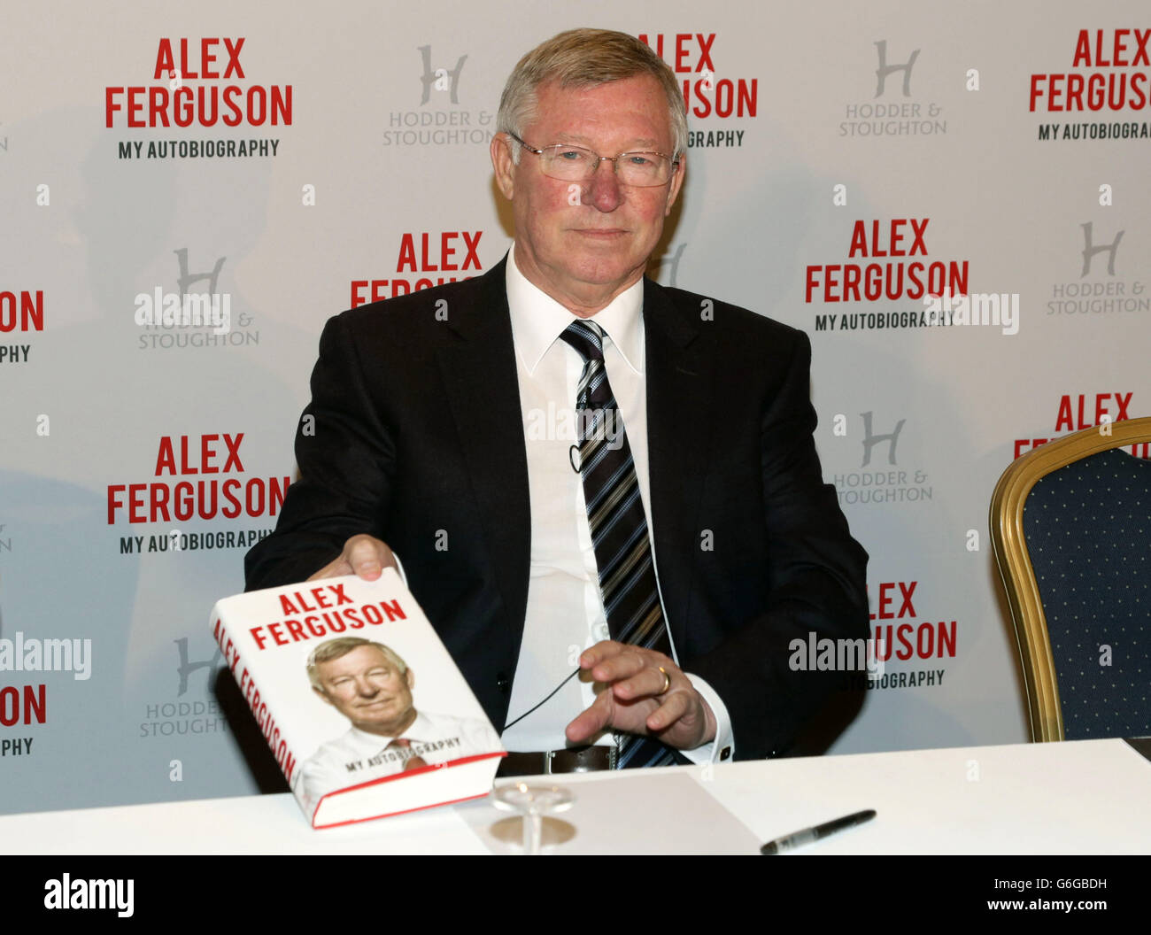 Sir Alex Ferguson with his Autobiography during the photocall at the ...