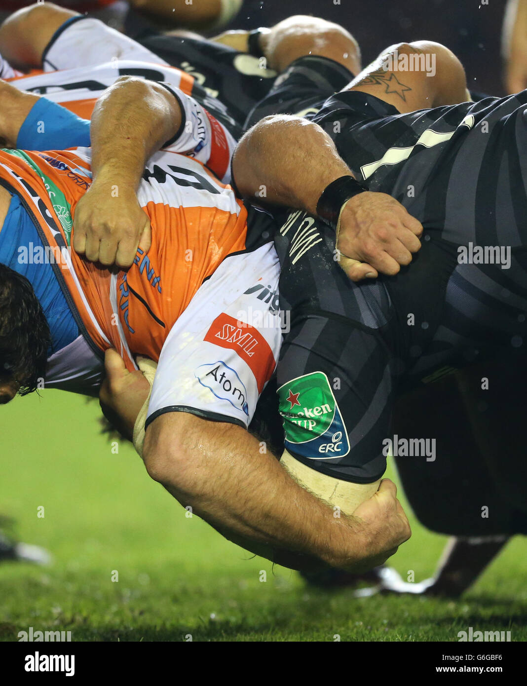 Front row players bind together in scrum hi-res stock photography and ...