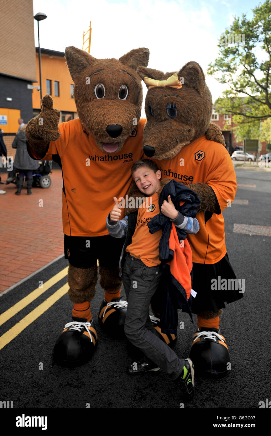 Wolverhampton wanderers mascots hi-res stock photography and images - Alamy