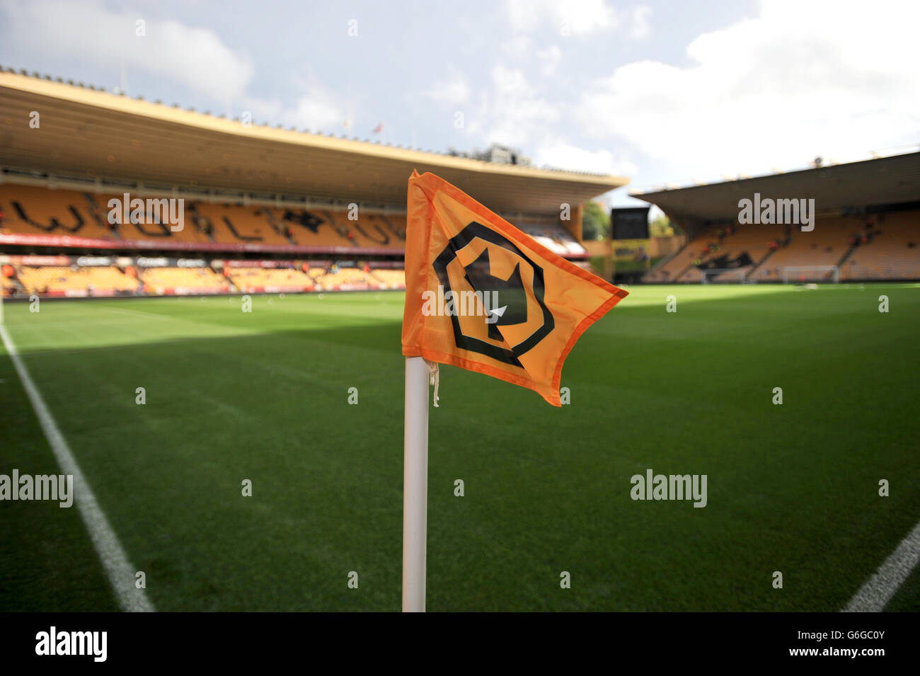 Wolverhampton wanderers corner flag at molineux stadium hi-res stock ...