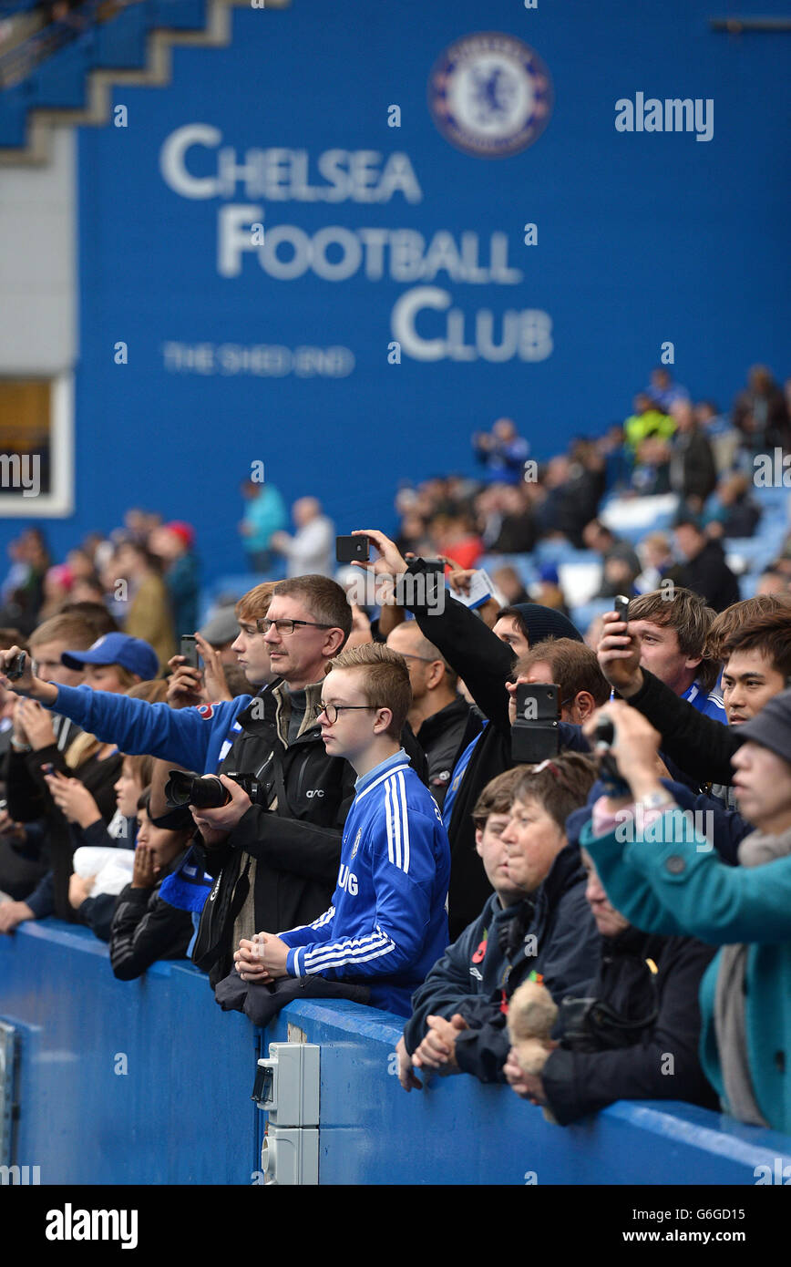 Chelsea fans cheer on their side in the stands hi-res stock photography ...