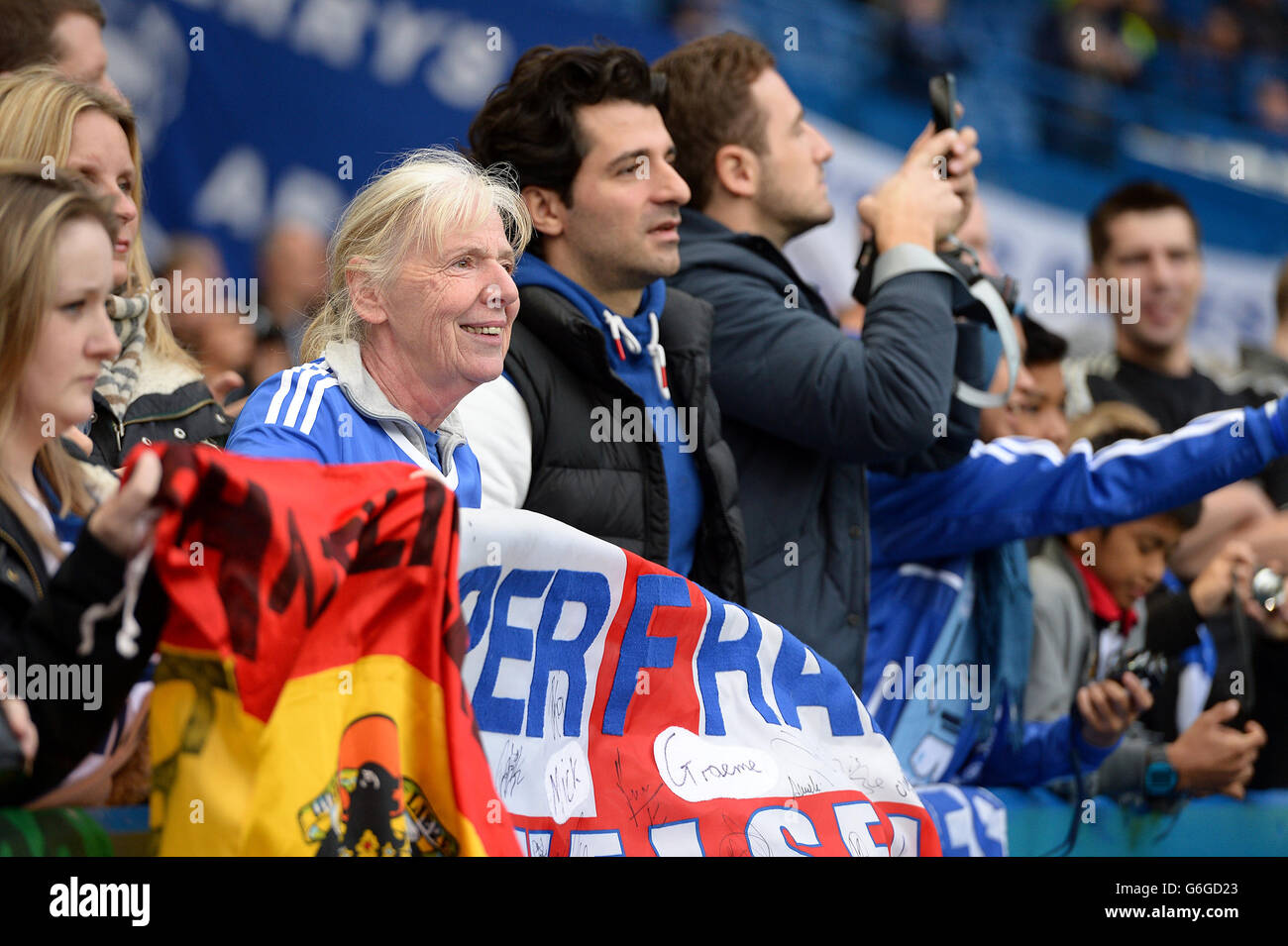 Chelsea fans cheer on their side in the stands hi-res stock photography ...