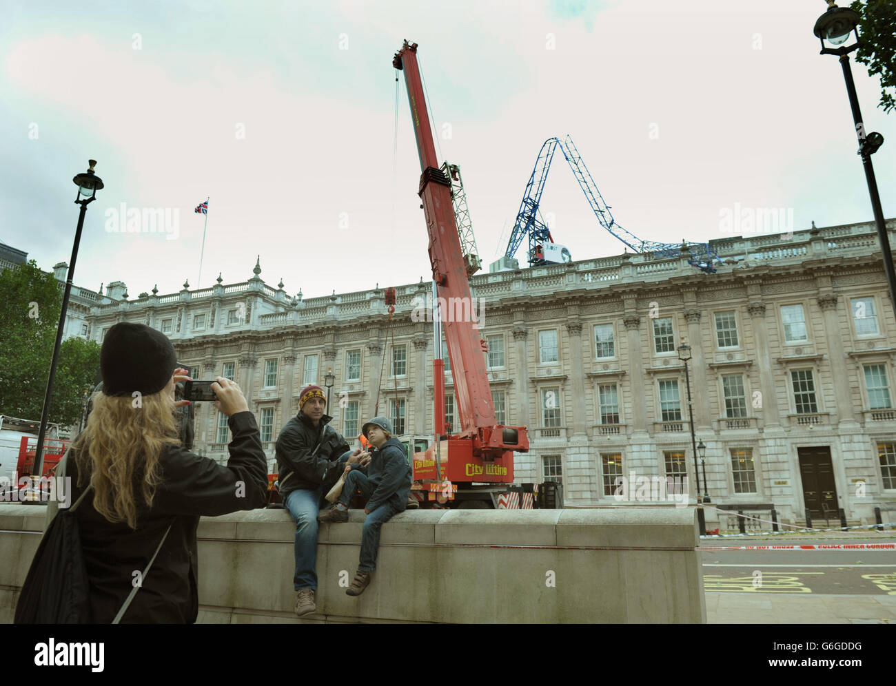 A collapsed crane on the roof of the cabinet office hi-res stock ...