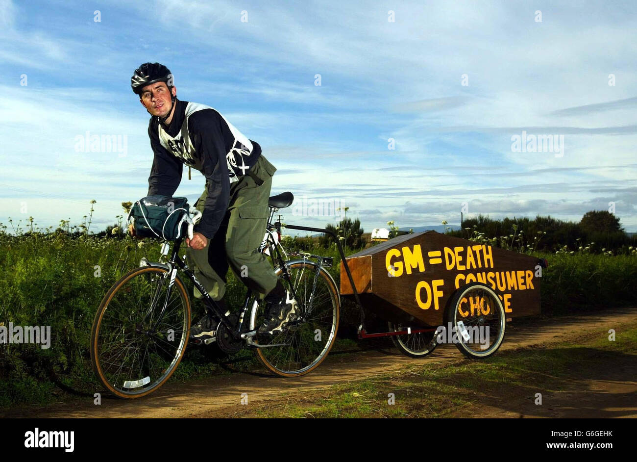 Johnny Barton begins his cycle trip from Inverness to London, towing a ...
