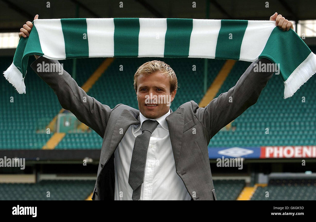 Michael Gray signs for Celtic Stock Photo - Alamy