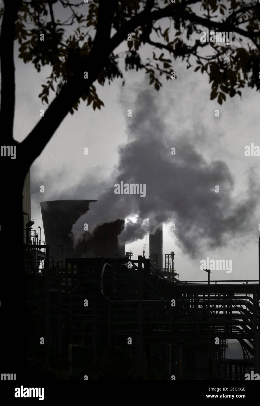 Grangemouth petrochemical refinery in falkirk hi-res stock photography ...