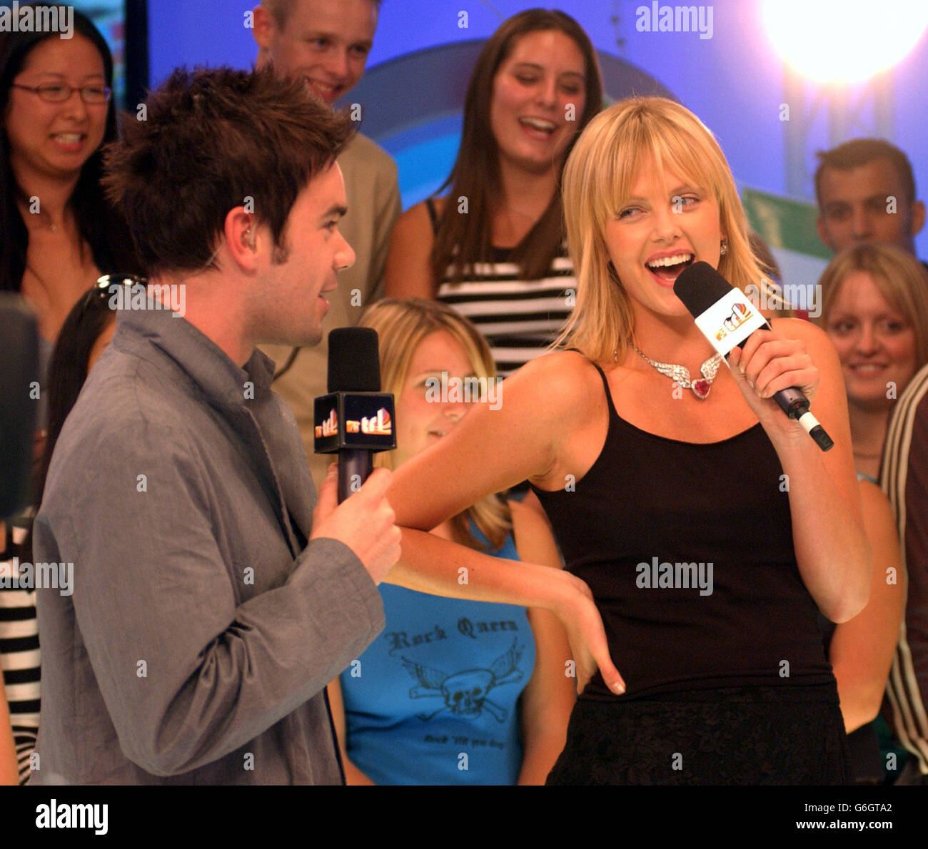 Celebrity hand on hip laughing charlize theron dave berry hi-res stock ...