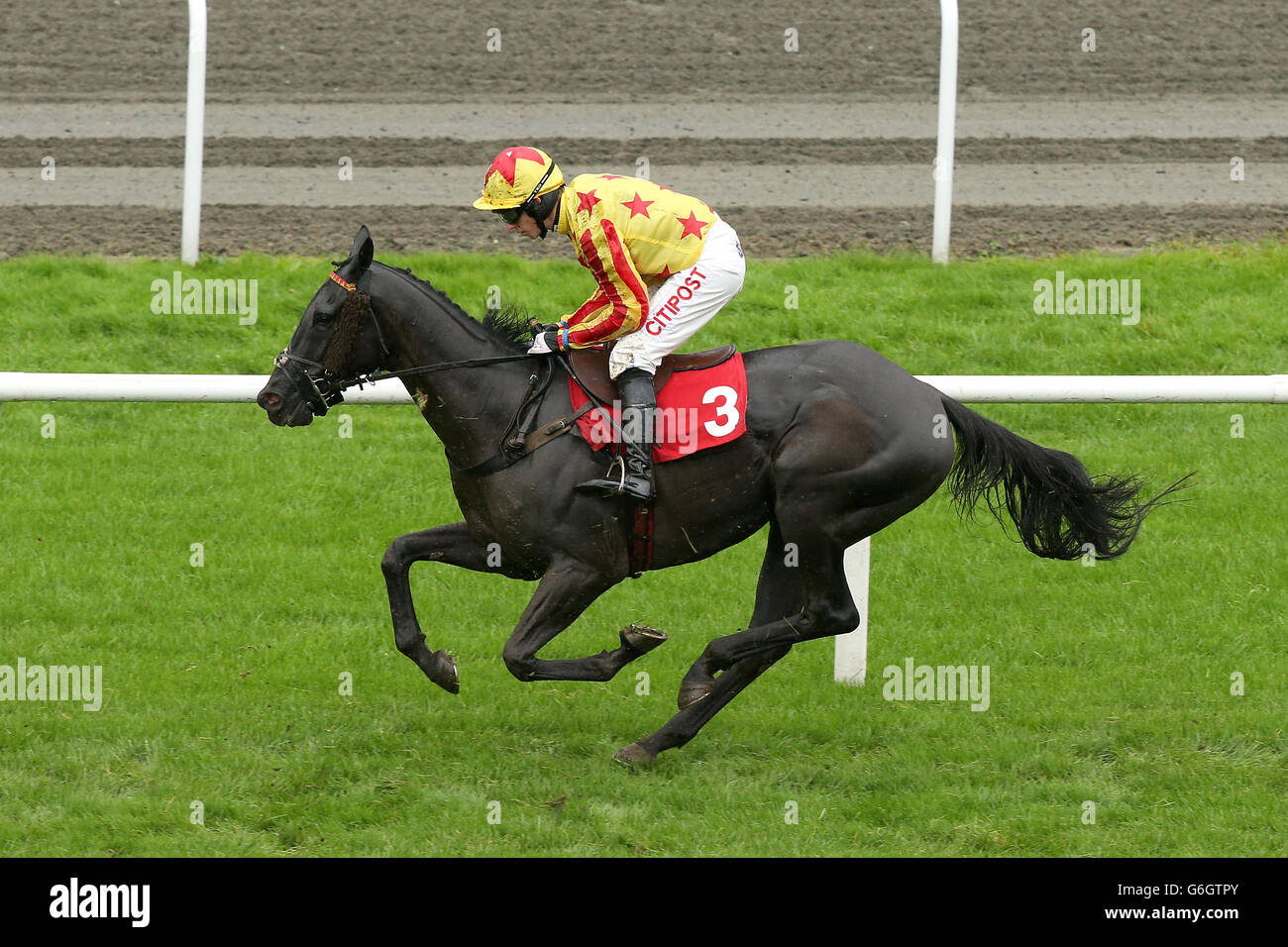 Kempton park jump races hi-res stock photography and images - Alamy
