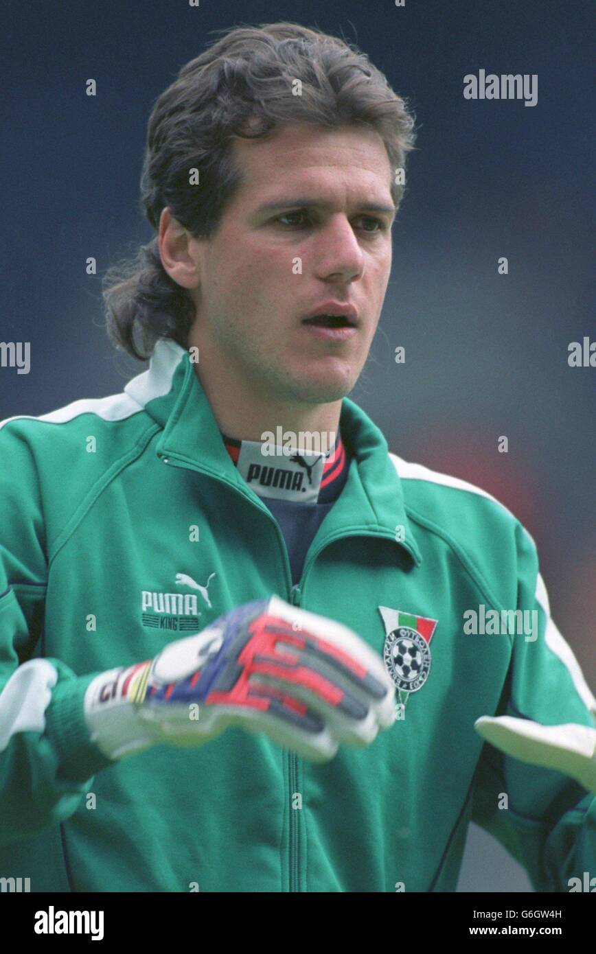 Euro 96 soccer bulgaria romania hi-res stock photography and images - Alamy