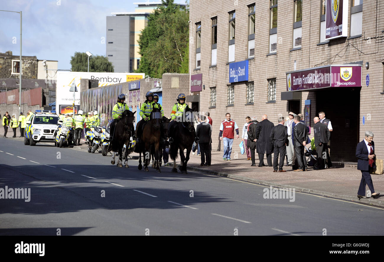 Police horse horses pre match pre match mounted hi-res stock ...
