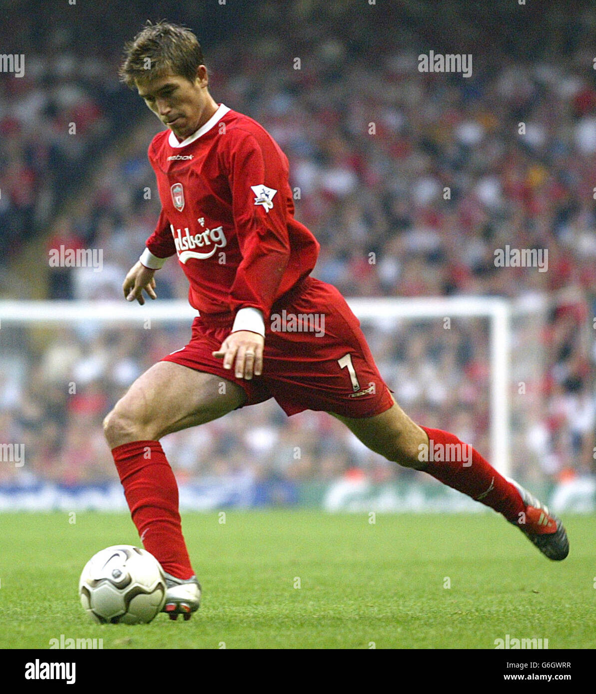 Football action harry kewell hi-res stock photography and images - Alamy