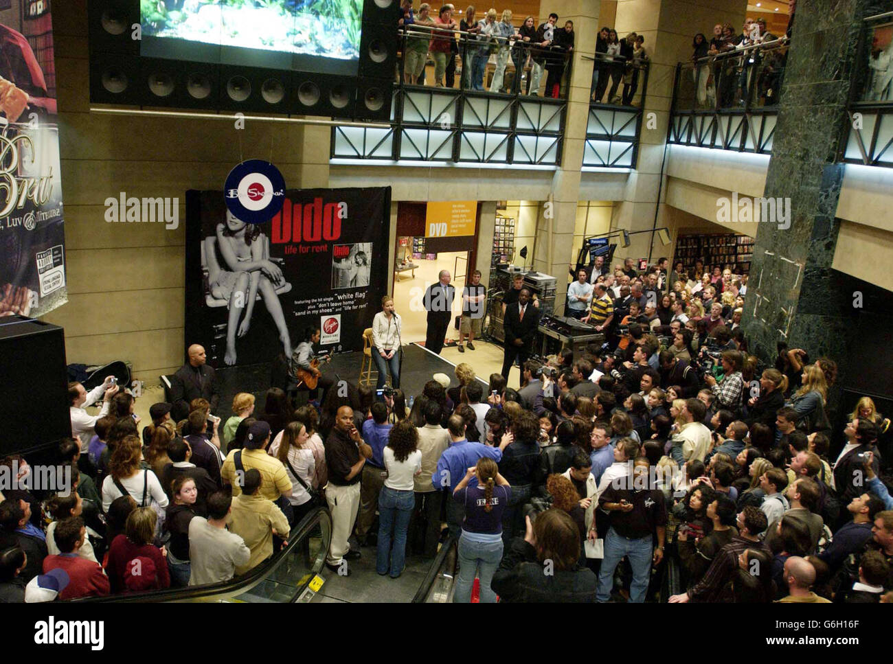 Singer Dido performing performing in Virgin Megastore, Union Square in ...