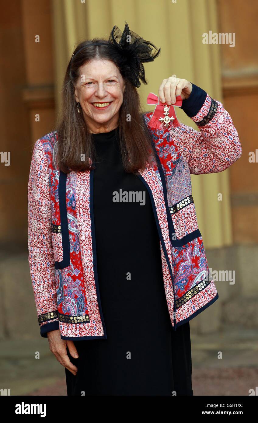 Investiture ceremony at buckingham palace anna scher mbe hi-res stock ...