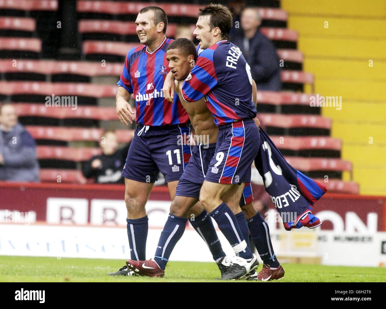 Sport football celebrating tophams061003 neil shipperley hi-res stock ...