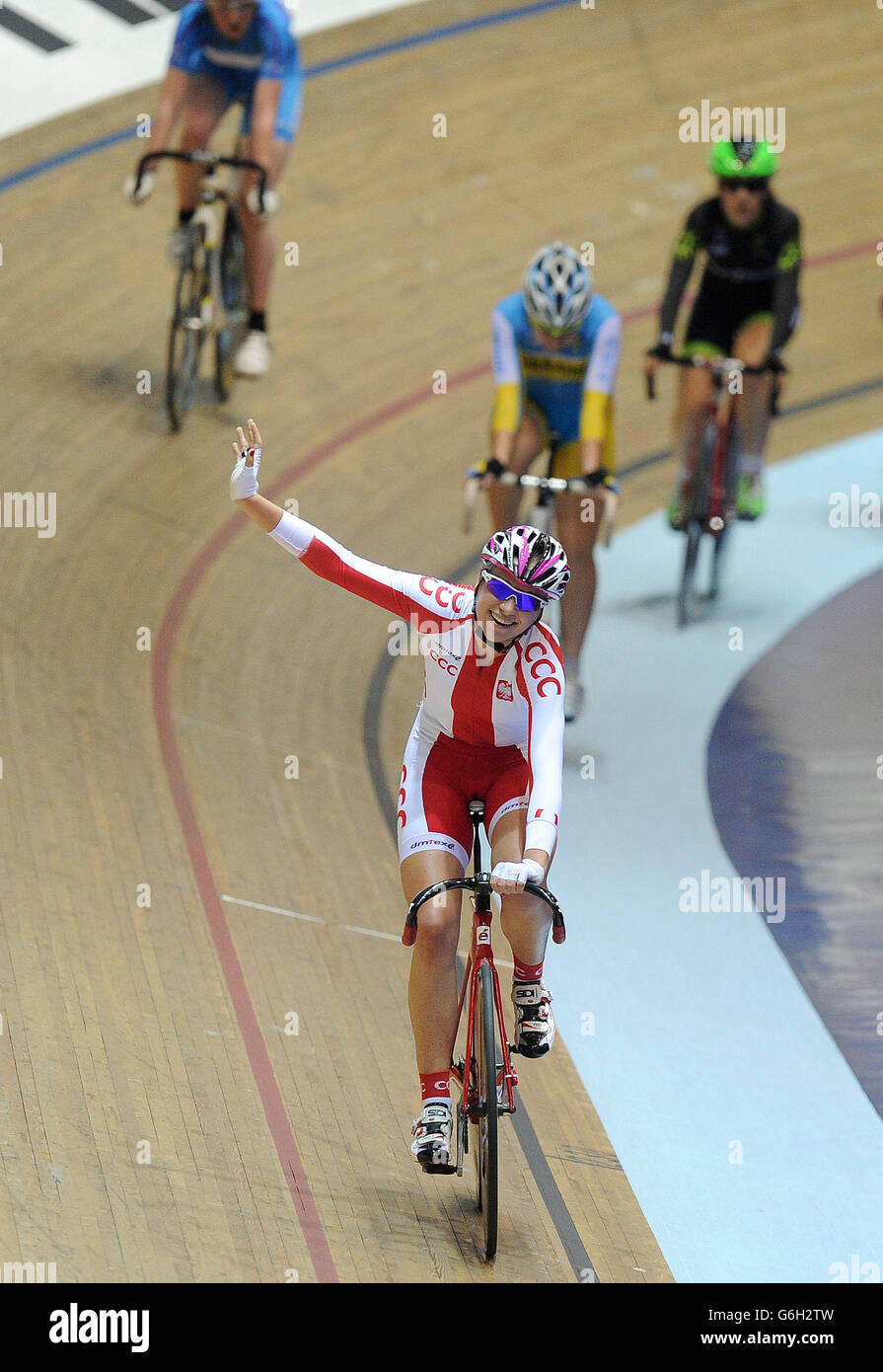 Poland's Malgorzata Wojtyra celebrates winning the Women's Scratch Race ...