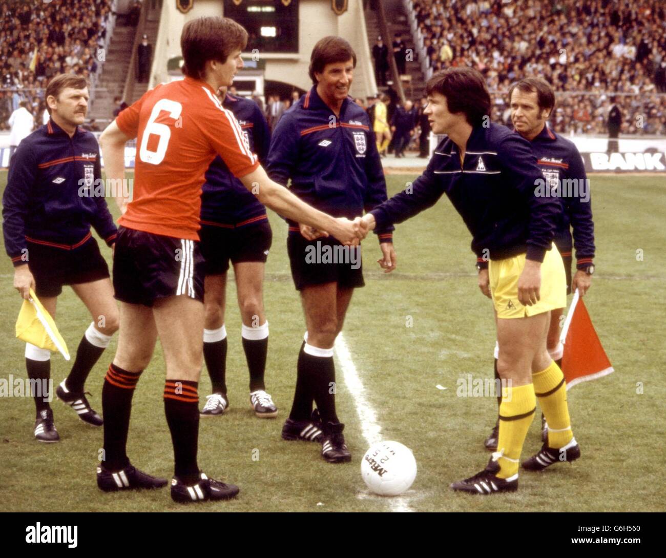 Football full length handshake hi-res stock photography and images - Alamy