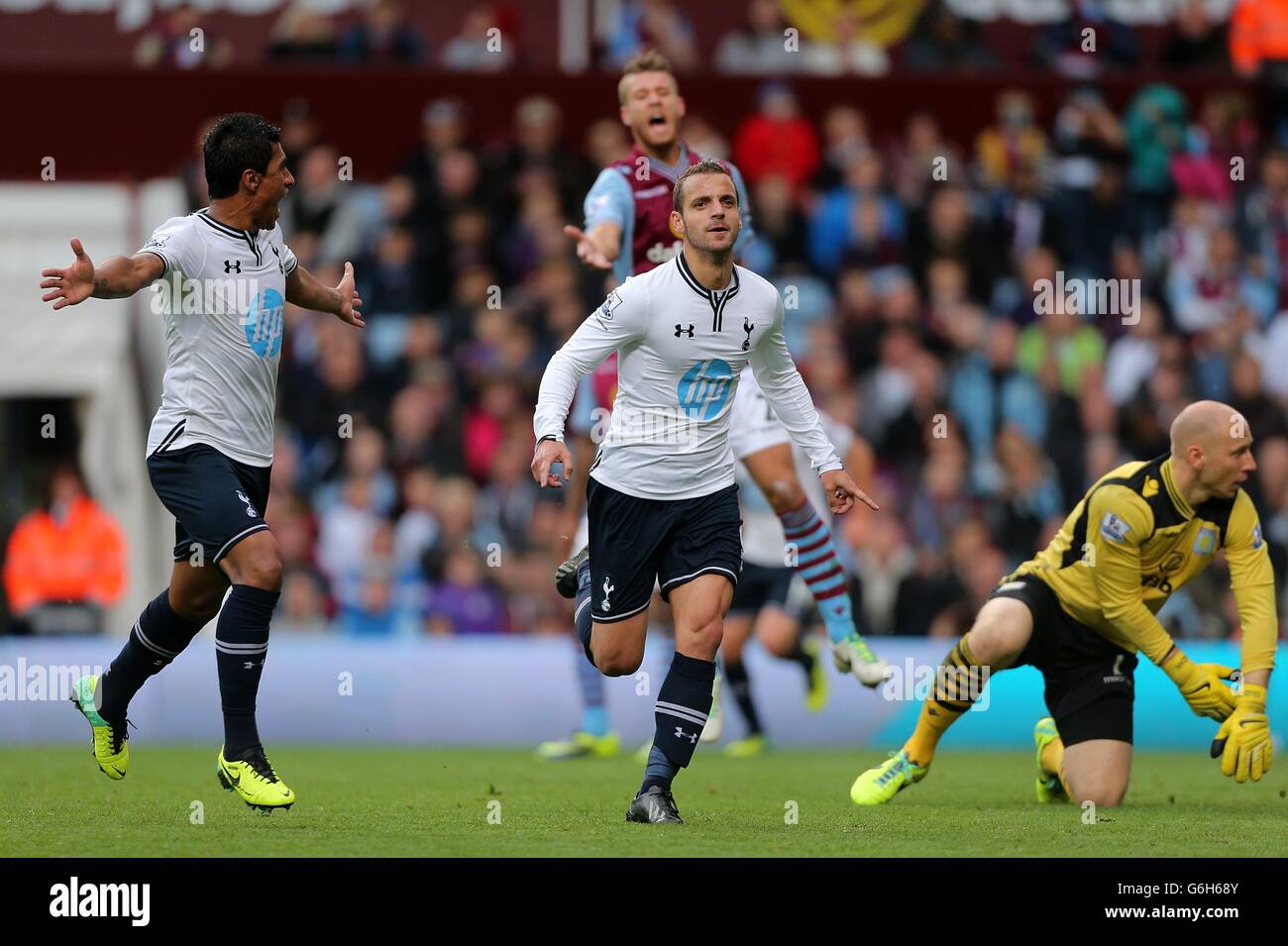 Tottenham Hotspur's Roberto Soldado celebrates scoring his side's ...