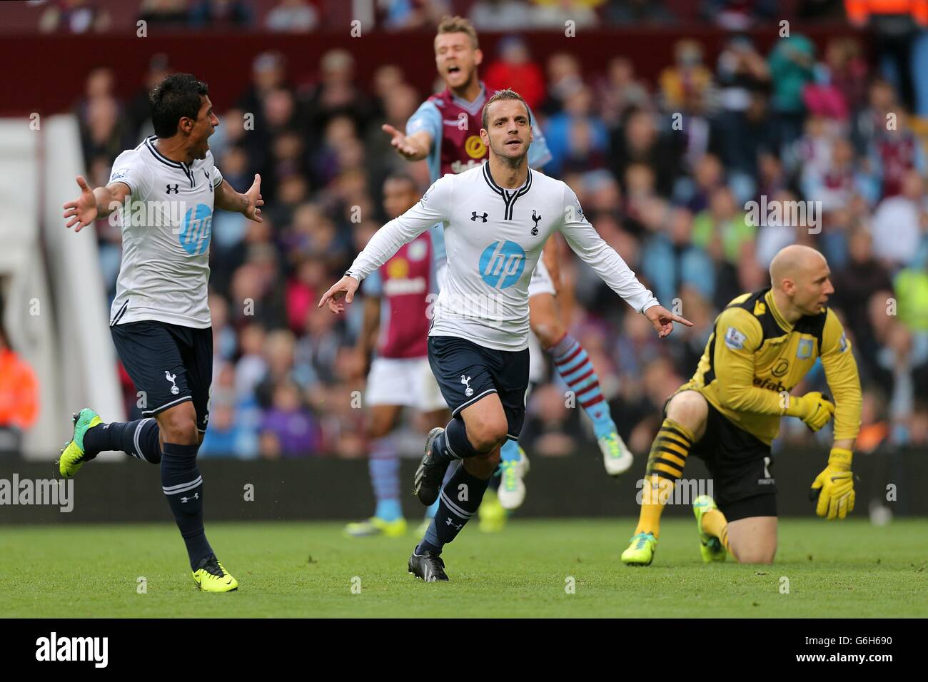 Tottenham Hotspur's Roberto Soldado celebrates scoring his side's ...