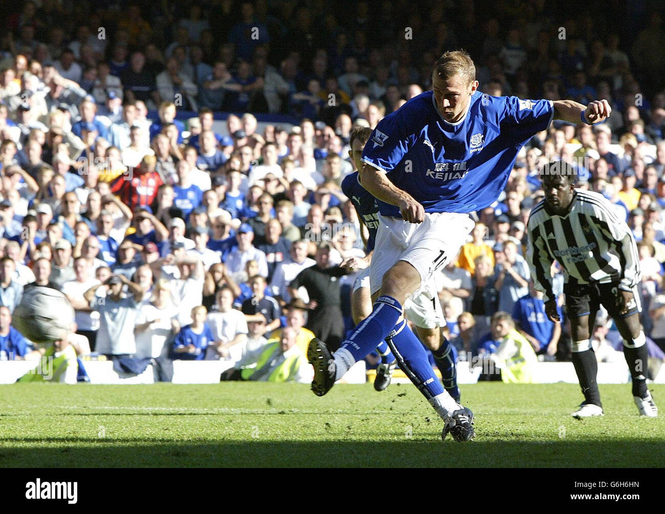 Sport football action shooting duncan ferguson hi-res stock photography ...