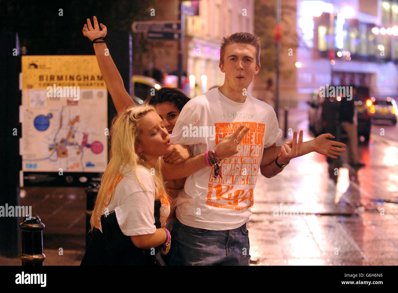 EDITORES NOTE GESTURE: Students enjoy the Carnage UK Student Bar Crawl ...