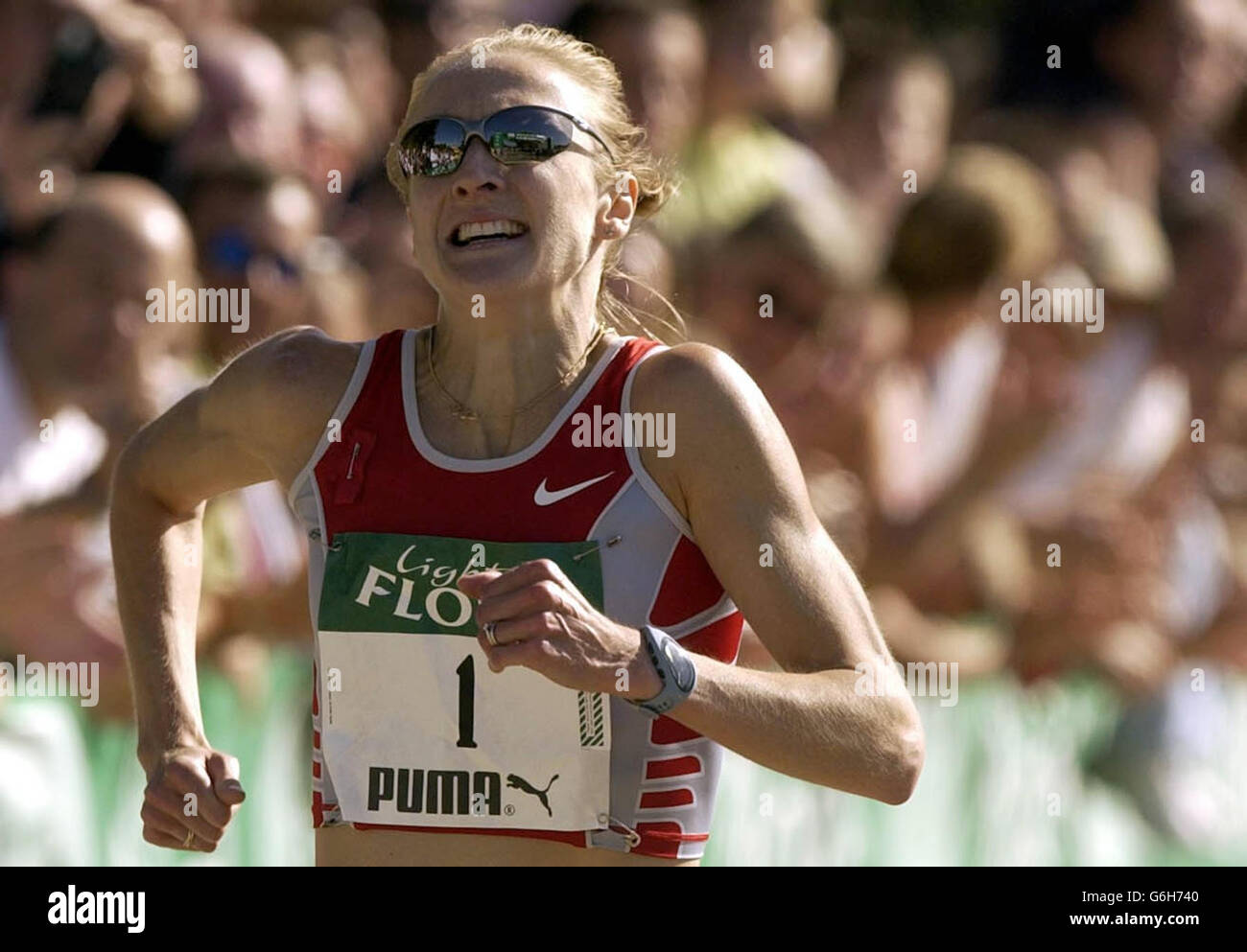 Paula Radcliffe sets a new world record as she crosses the finish line ...