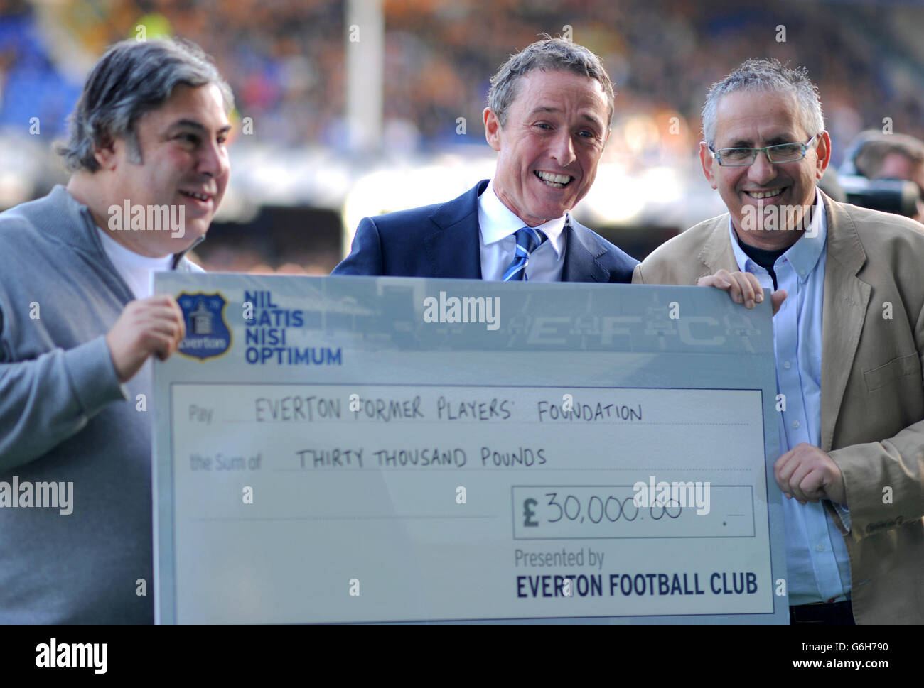 Everton chief executive Robert Elstone with a cheque for the Everton ...