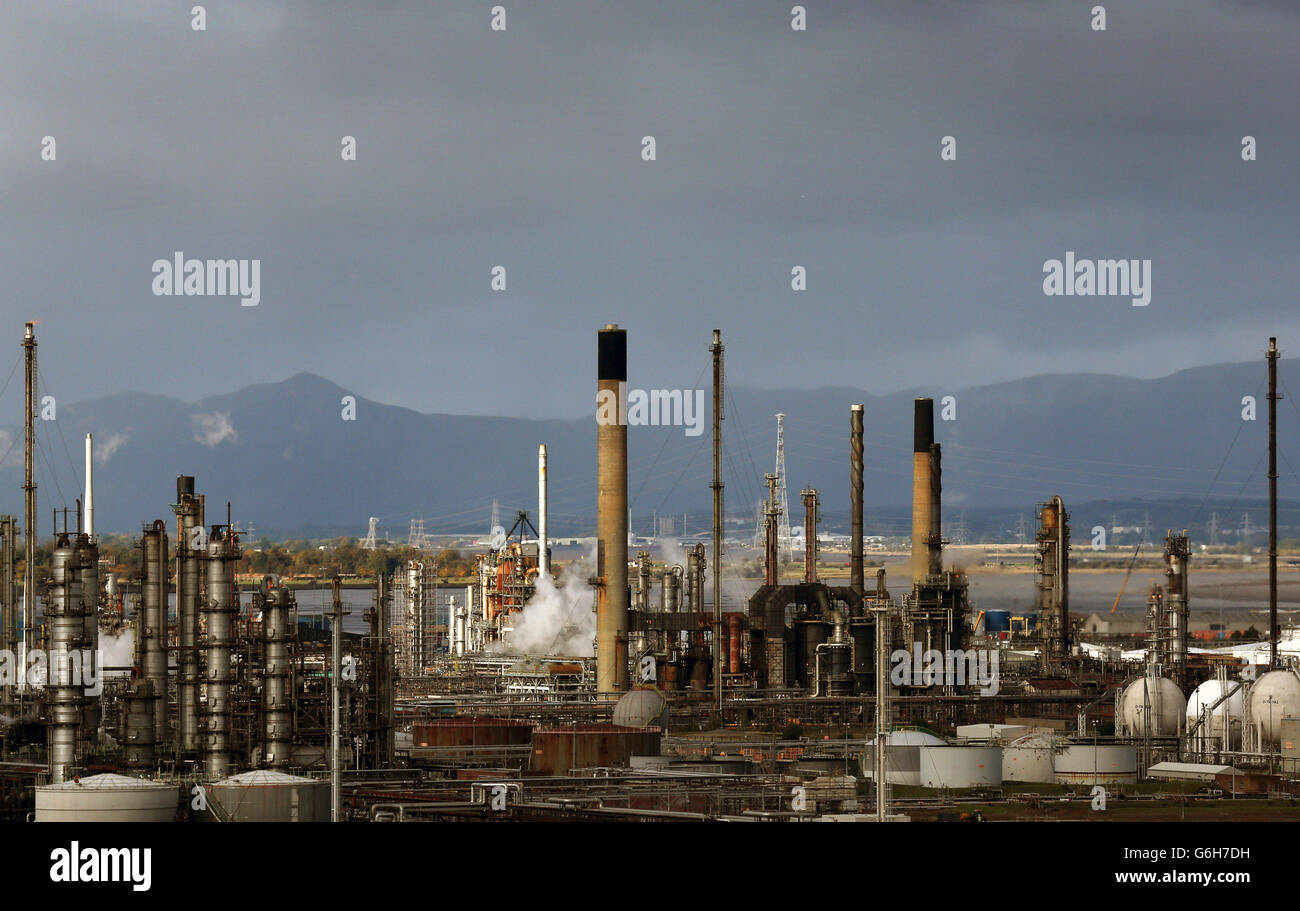 Grangemouth petrochemical refinery in falkirk hi-res stock photography ...