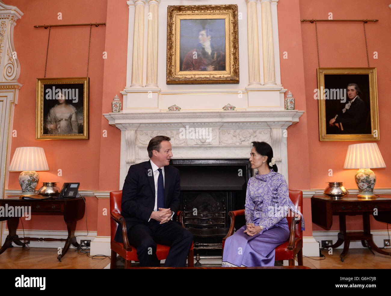 Cameron meets Aung San Suu Kyi Stock Photo - Alamy Cameron meets Aung San Suu Kyi Stock Photo - Alamy