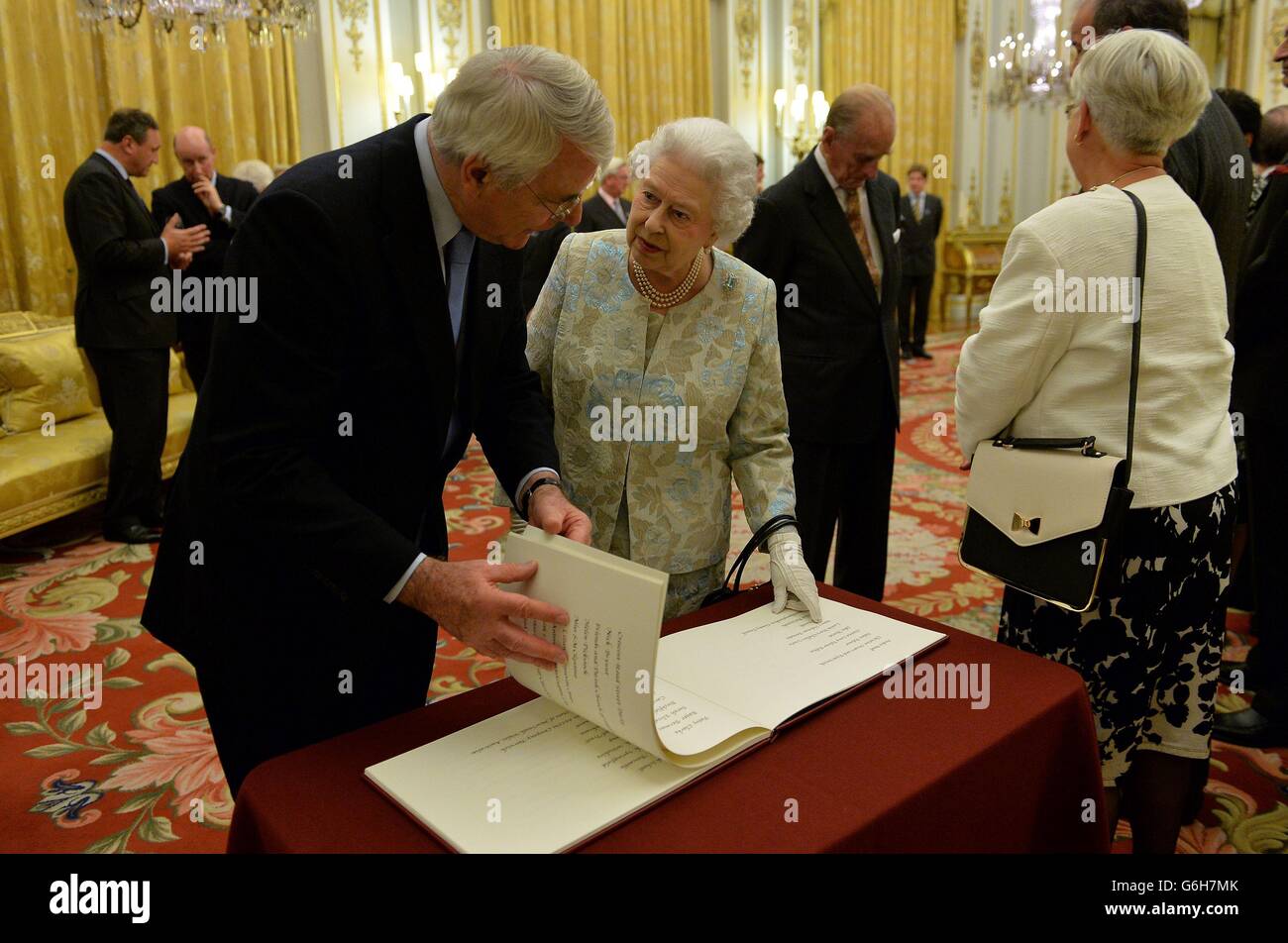 Queen elizabeth ii sir john major left inspect book hi-res stock ...