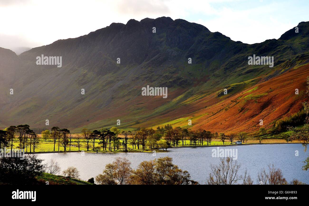 The stunning changing colours of Autumn in full burst at Buttermere ...