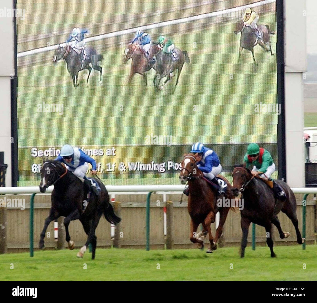 Horseracing action tophams061003 michael hills hi-res stock photography ...