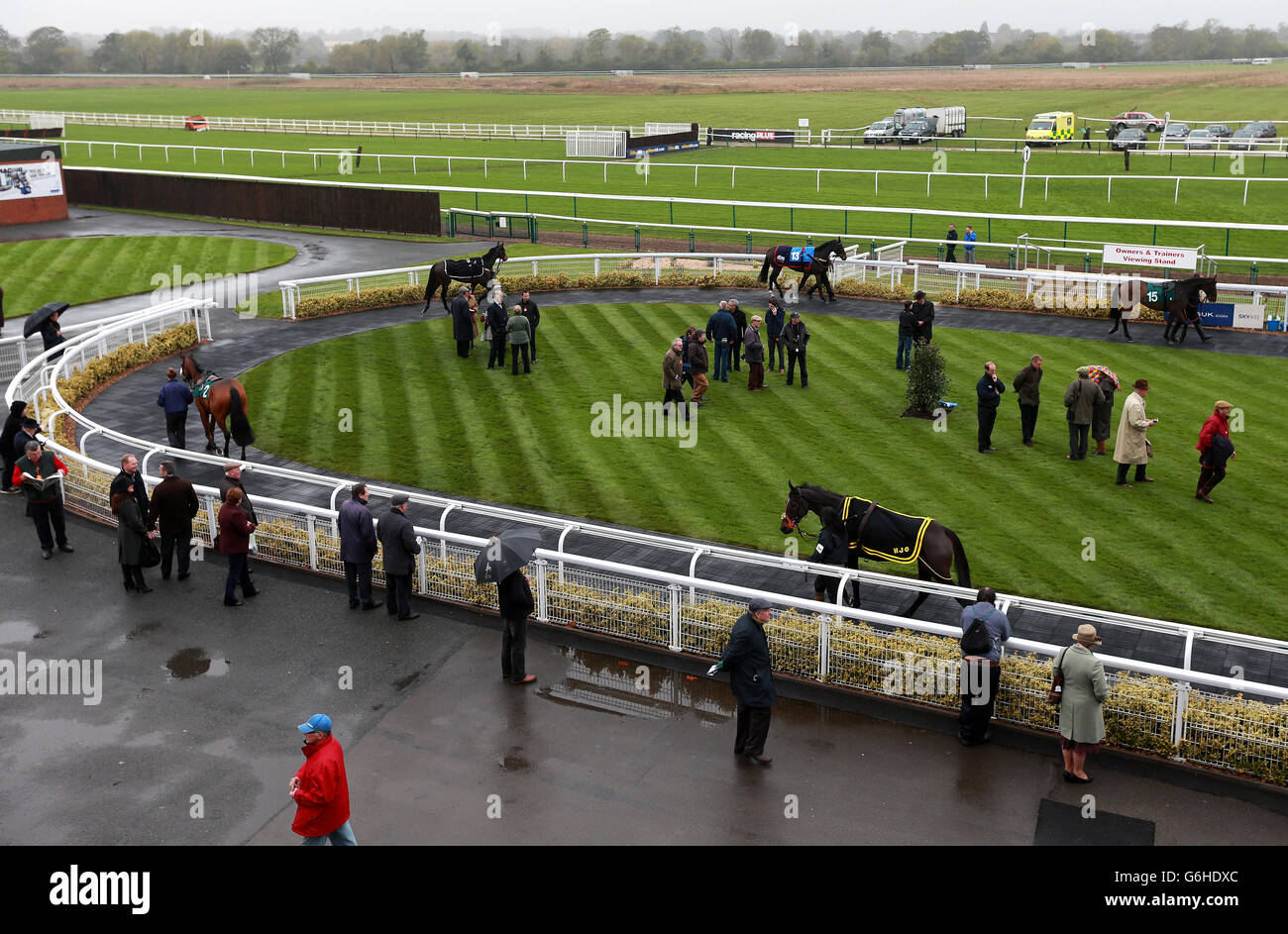 The parade ring at warwick racecourse hi-res stock photography and ...